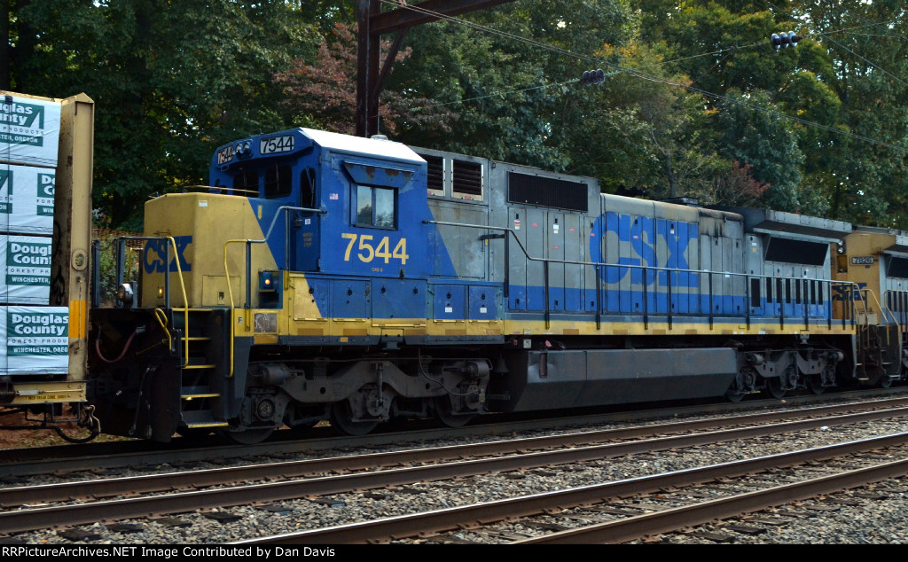 CSX C40-8 7544 trails on Q417-15